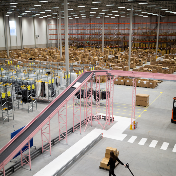 The crucial role of logistics in E-commerce - Logent